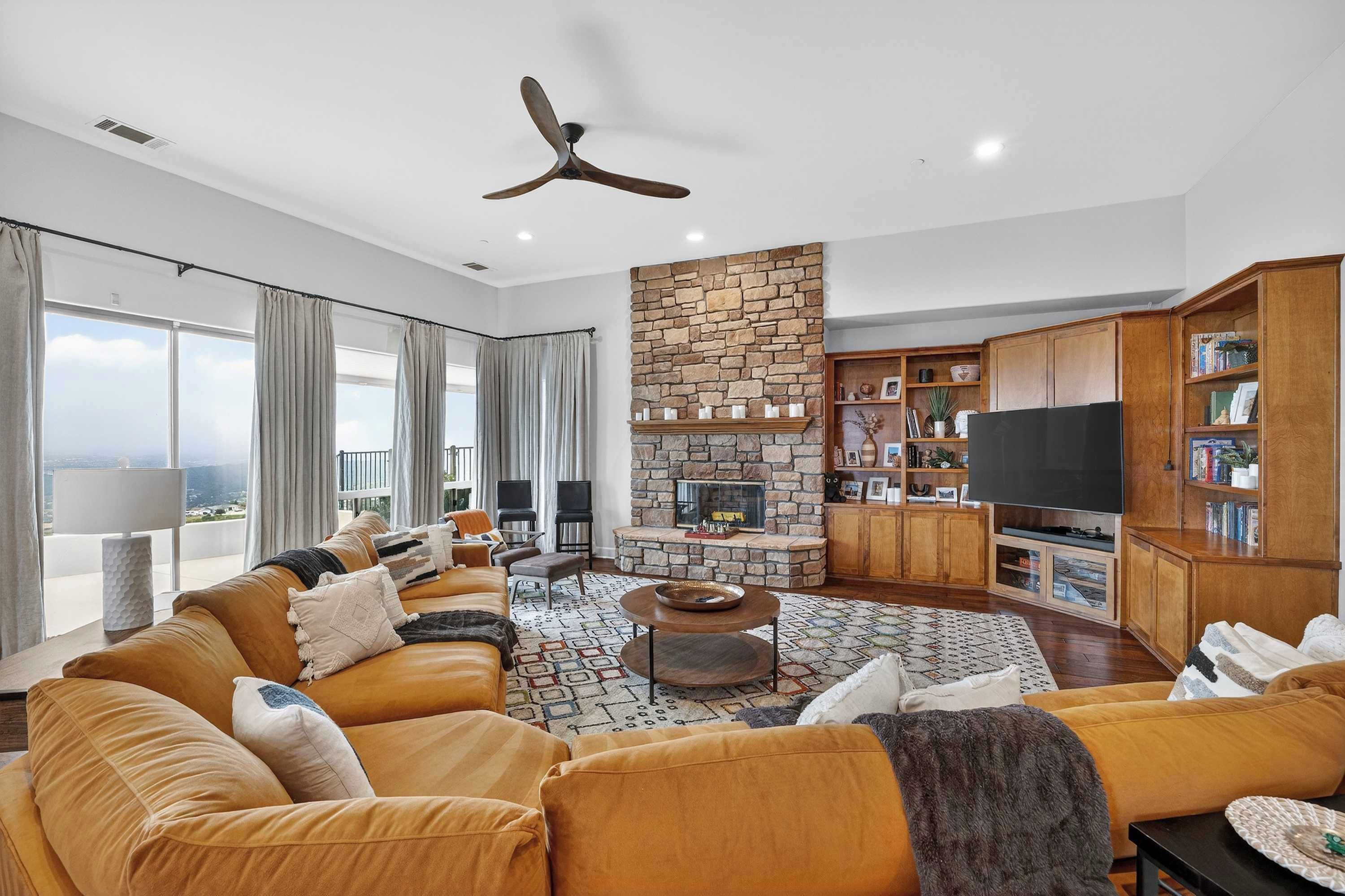 Private Hilltop Villa W/ Views From Pool & Jacuzzi - Temecula, CA