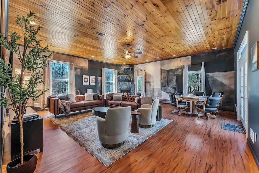 Arcades+pool Table+theater+hot Tub+sauna+ev+fire Pit+swing Set+indoor Slide - East Stroudsburg, PA