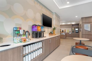 Café da manhã com buffet grátis todos os dias