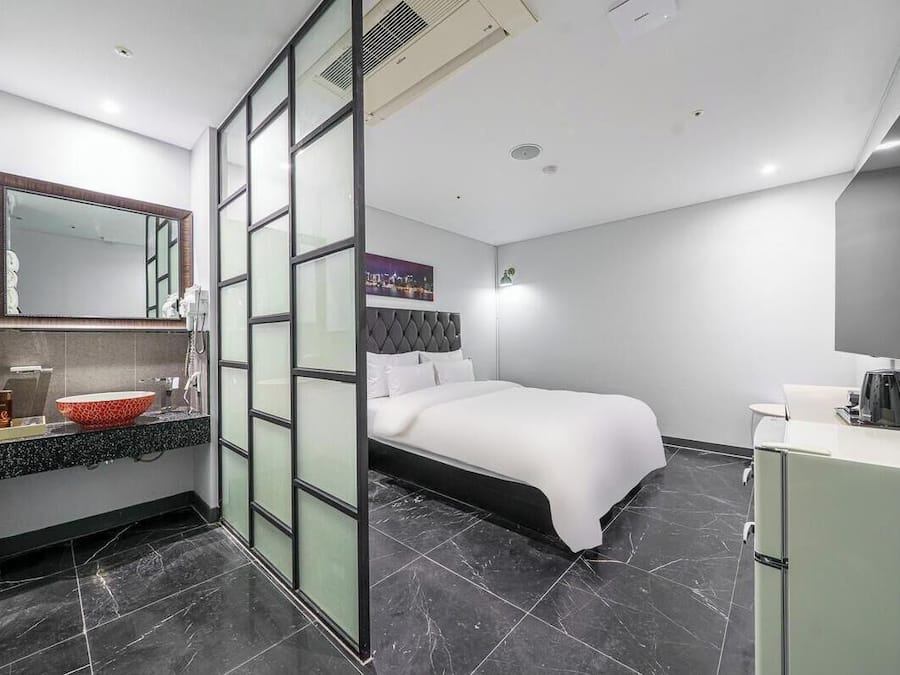 Escrivaninha, cortinas blackout, Wi-Fi de cortesia, roupa de cama