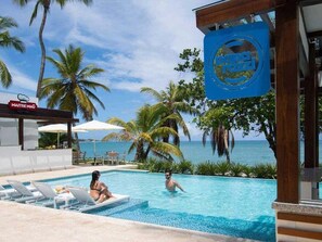 2 piscinas exteriores, toldos gratuitos, espreguiçadeiras 