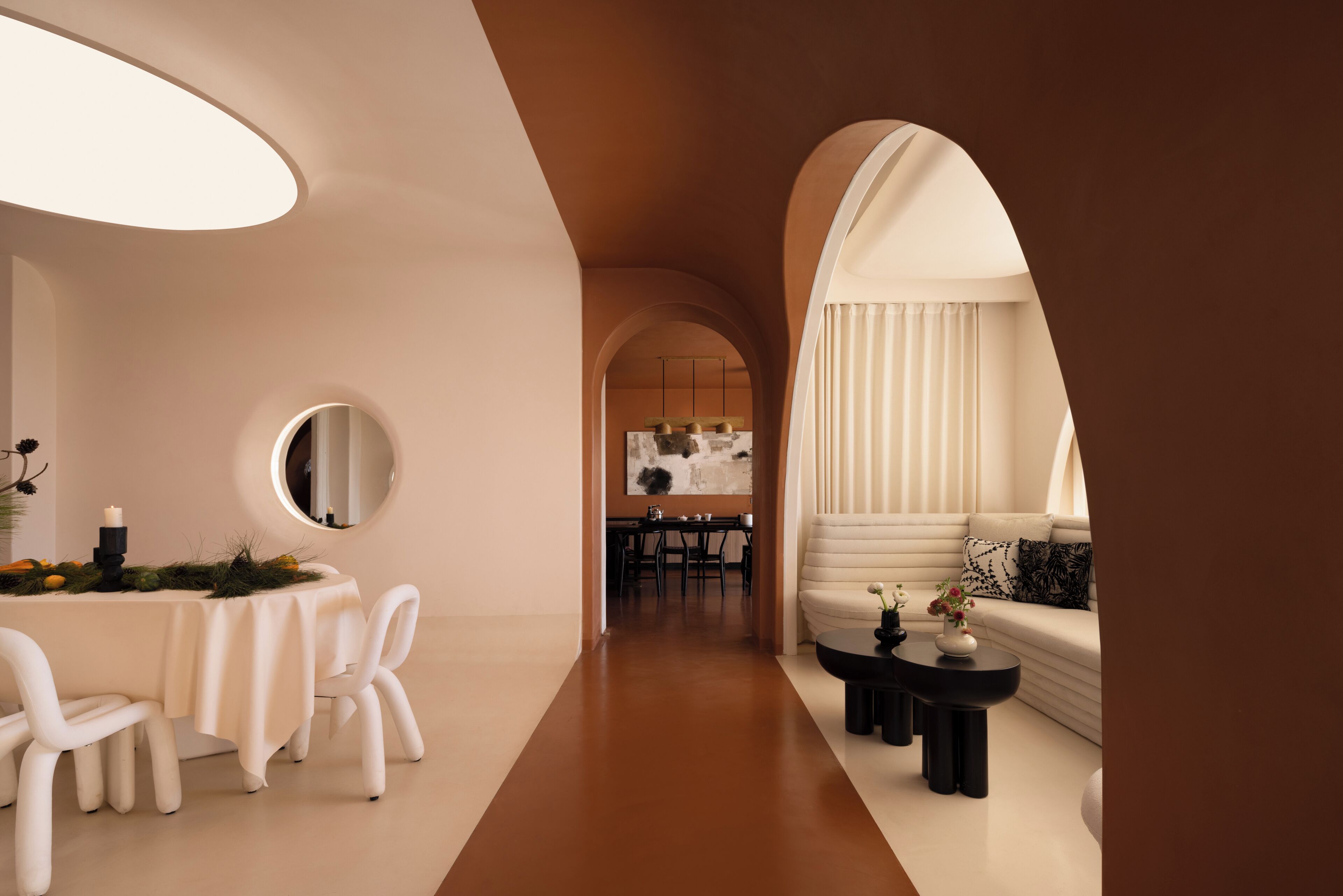 Um interior moderno com área de jantar, sofá e mesa de centro.