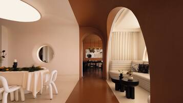 Um interior moderno com área de jantar, sofá e mesa de centro.