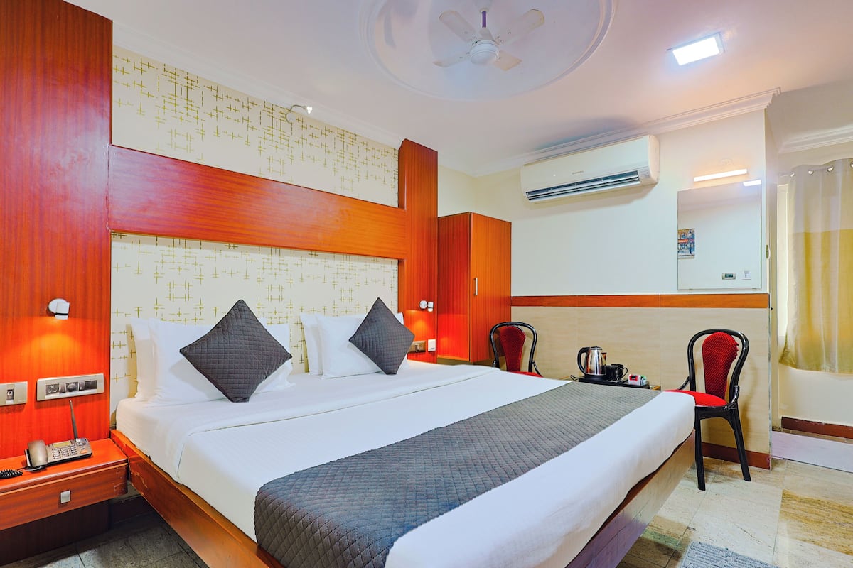 Quarto Clássico com Cama de Casal | Cofre no quarto, Wi-fi grátis, acesso para cadeira de rodas