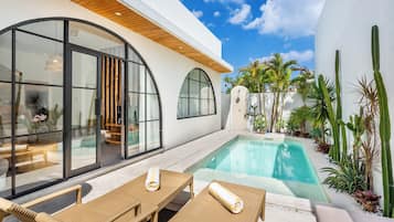 Villa Comfort, vista para a piscina | Vista do quarto