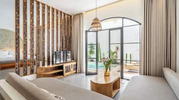 Villa Comfort, vista para a piscina | Sala de estar | Televisor LED de 32 cm com canais por cabo