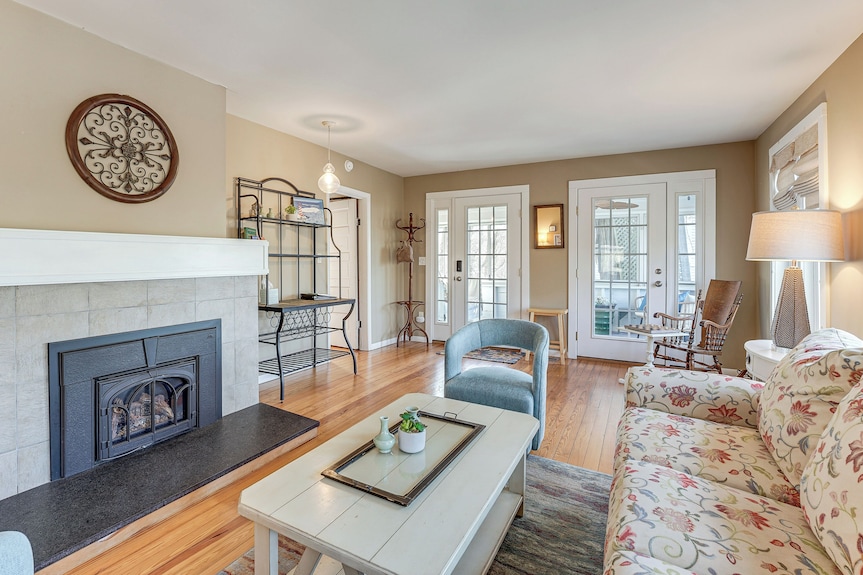 Walk To Beach! Serene Lake Michigan Home W/ Deck - Grand Haven, MI