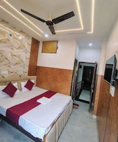 Quarto casal luxo, ar-condicionado | Roupas de cama antialérgicas, escrivaninha, quartos à prova de som