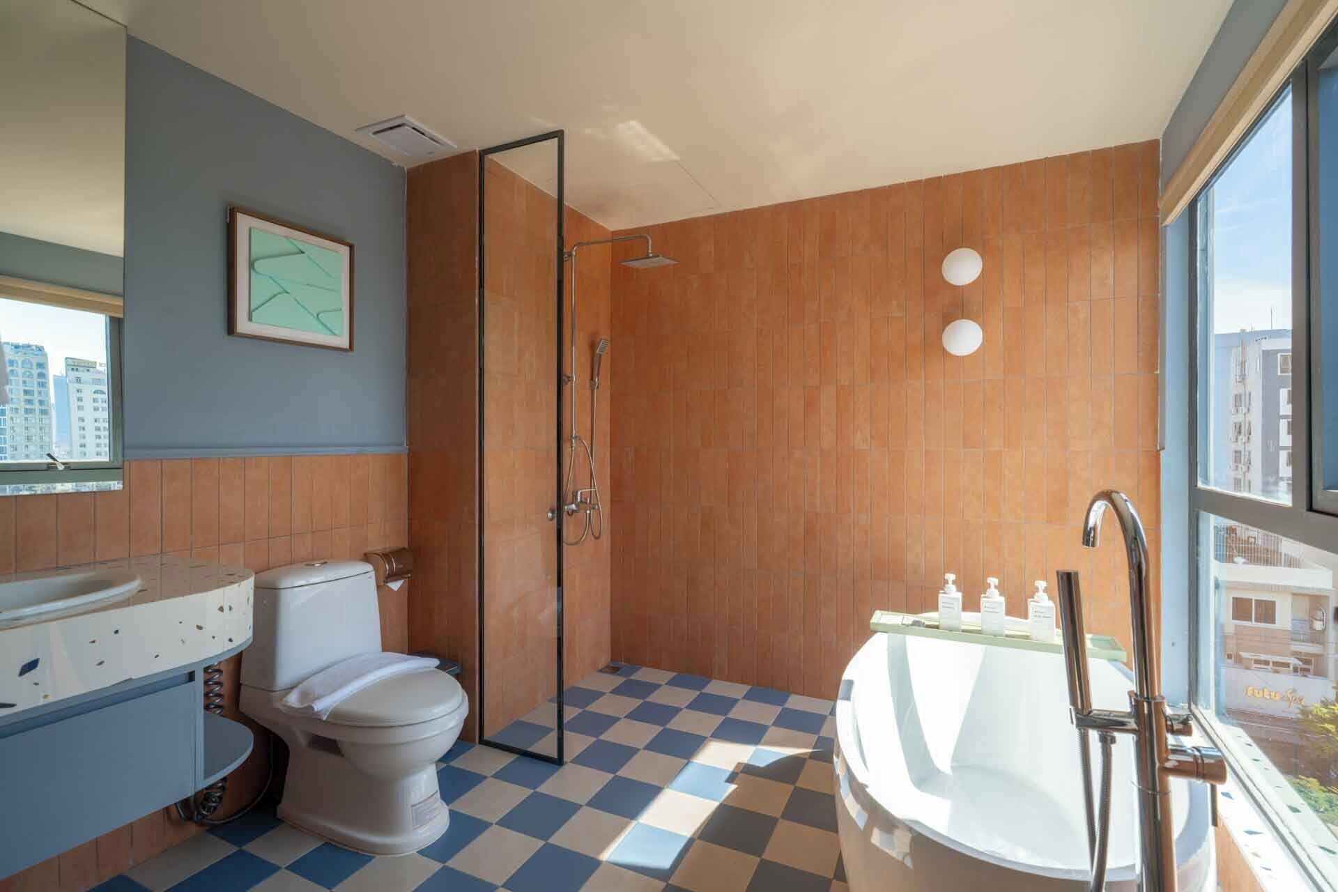 Quarto Premium, 1 cama king-size, cozinha, Vista para a cidade | Casa de banho | Um secador de cabelo, roupões, chinelos, toalhas fornecidas 