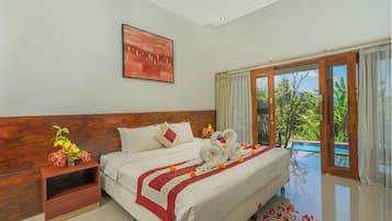 Quarto Deluxe, varanda, vista para a piscina | Cofre no quarto, secretária