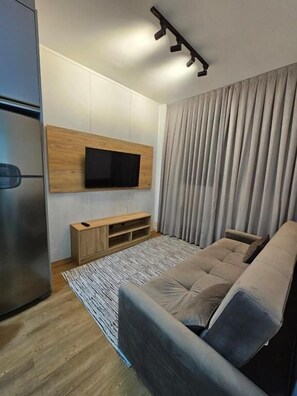 Apartamento superior, vista para a cidade | Área de estar