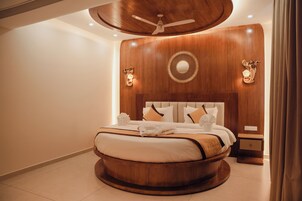 Suite-Estúdio Royal | Minibar, ferro/tábua de engomar, Wi-fi grátis, roupa de cama fornecida 
