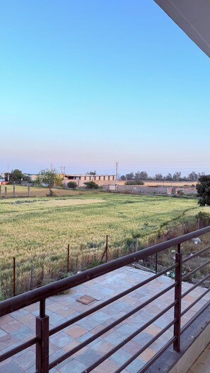 Quarto Duplo Deluxe, vista para o pátio | Terrenos do alojamento