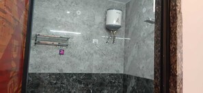 Quarto luxo | Banheiro | Chuveiro, produtos de toalete grátis, toalhas de banho, sabonete