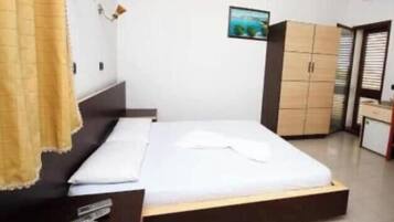 Quarto casal standard, sacada, vista para a colina | Wi-Fi de cortesia, roupa de cama