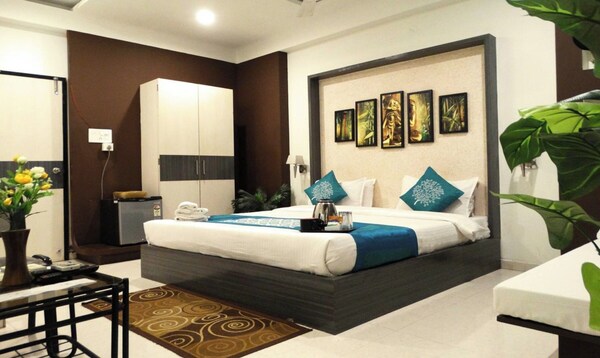 Hotel Crown - 라지코트