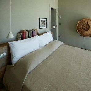 Quarto casal luxo, vista para a piscina | Edredons de pluma, escrivaninha, espaço de trabalho para notebook
