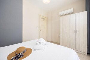 Family Apartment with Land or Pool View | Cofre no quarto, ferro/tábua de engomar, Wi-fi grátis 