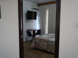 Suíte conforto, vista para a cidade | Cofres nos quartos, escrivaninha, Wi-Fi de cortesia
