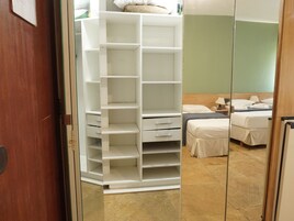 Quarto standard, vista para a cidade | Cofres nos quartos, escrivaninha, Wi-Fi de cortesia