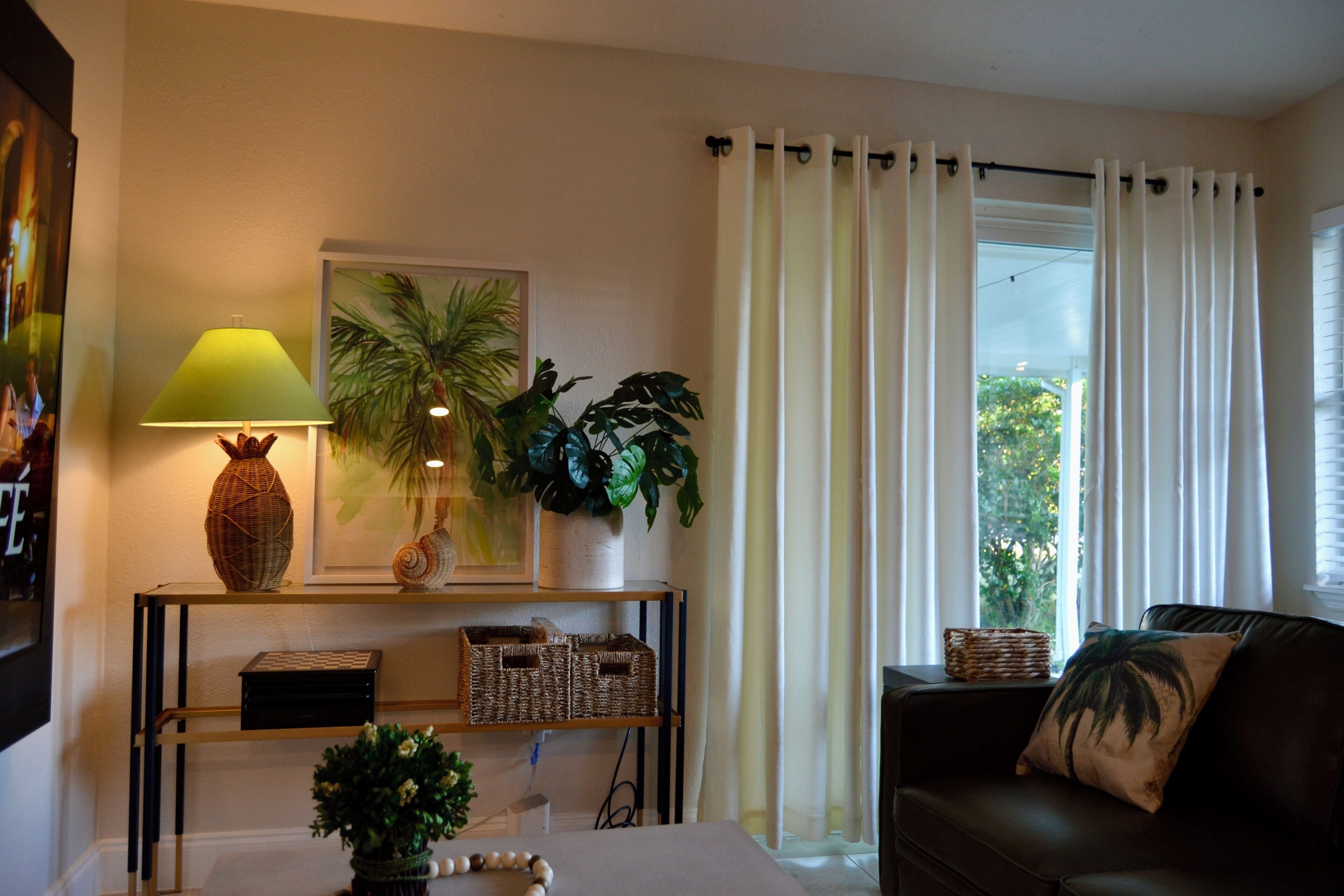 Vibrant Cuban Style 3br With Ac Near Beach & Downtown - Fort Myers, FL