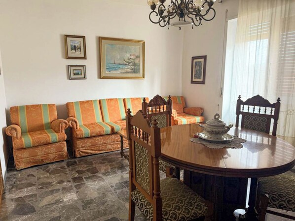 Apartamento, 3 quartos | Restaurantes