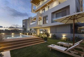 Apartamento luxo, vista para o jardim | Piscina | Piscina externa