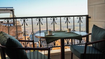 Quarto Deluxe, varanda, Vista para a cidade | Refeições ao ar livre