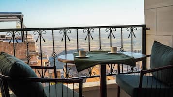 Quarto luxo, sacada, vista para a cidade | Sacada