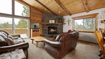 Casa básica, sacada, vista para a montanha | Área de estar