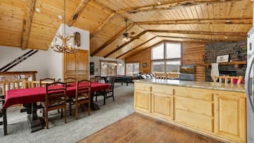 Casa básica, sacada, vista para a montanha | Opções para refeição