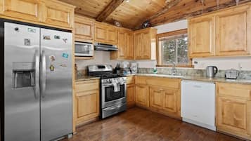 Casa básica, sacada, vista para a montanha | Cozinha privada