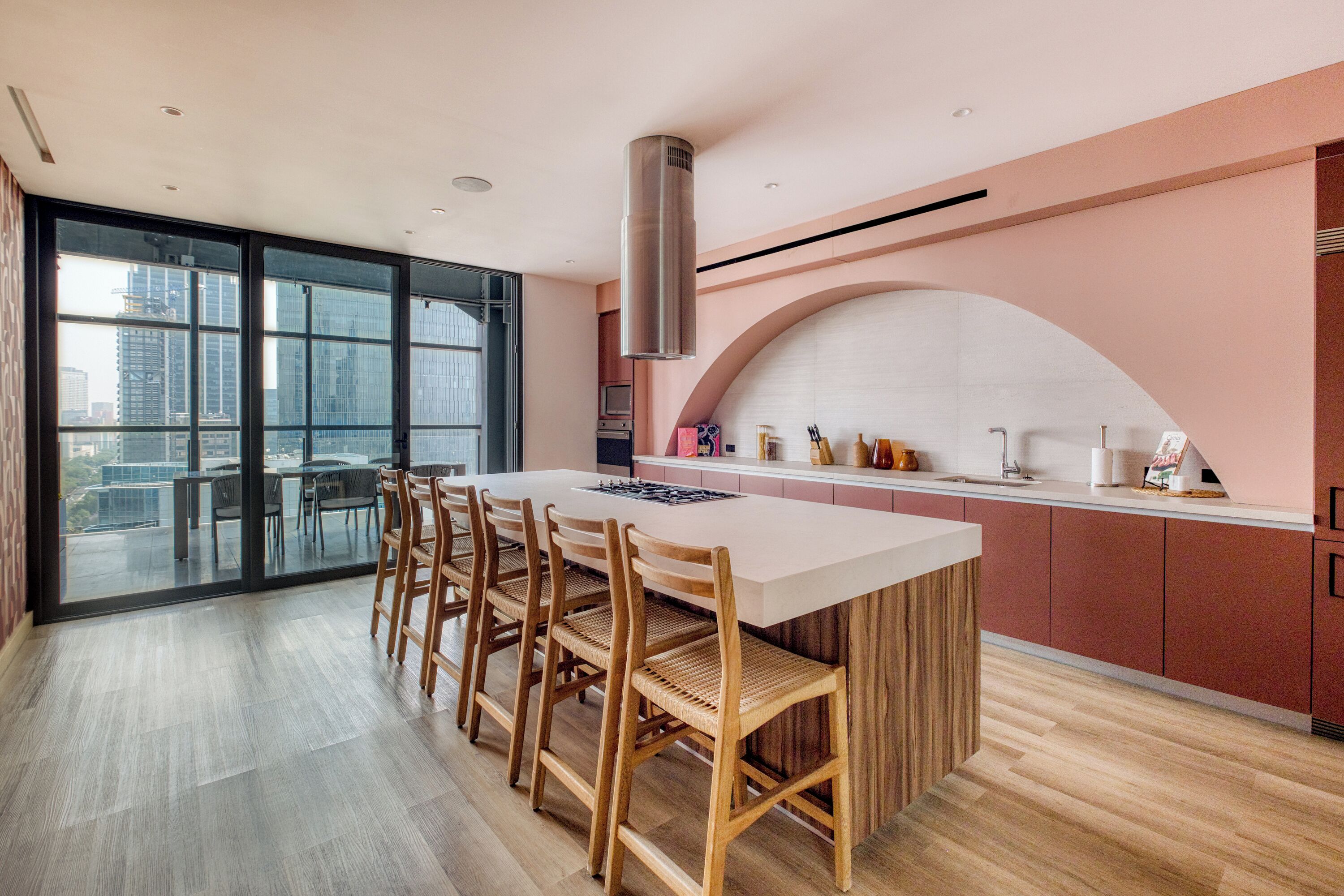 Geladeira grande, micro-ondas, cooktop