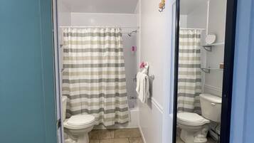 Quarto Quádruplo Clássico, 2 camas queen-size | Casa de banho