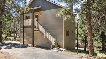 Casa Básica, varanda, vista para a montanha | Exterior