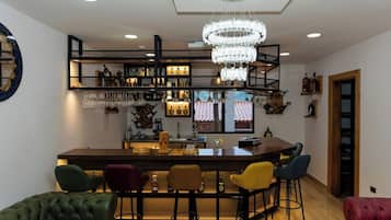 Quarto Familiar, vista para a montanha | Bar (no alojamento)