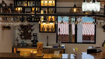 Quarto Familiar, vista para a montanha | Bar (no alojamento)