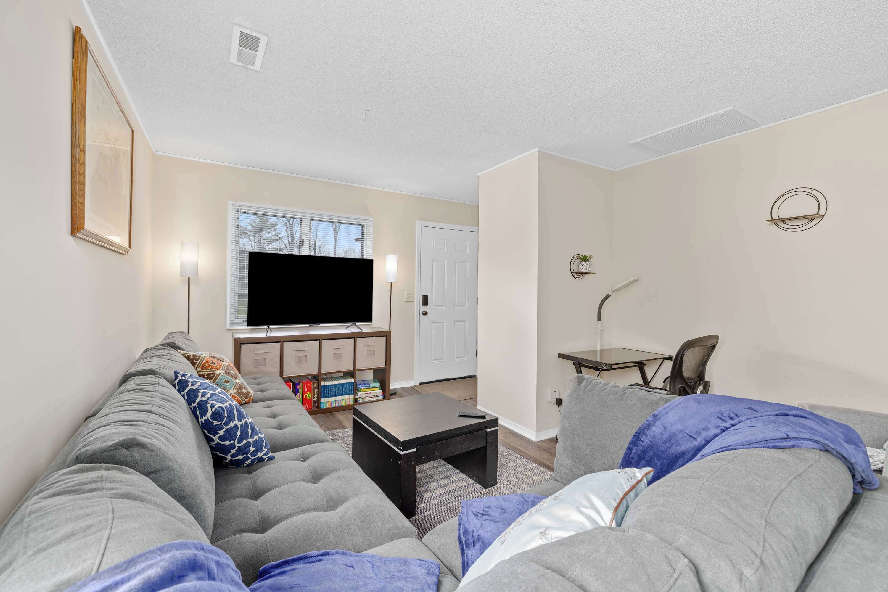 Quiet 2br Condo W/ Garage Near Zoo & Downtown - Fort Wayne, IN