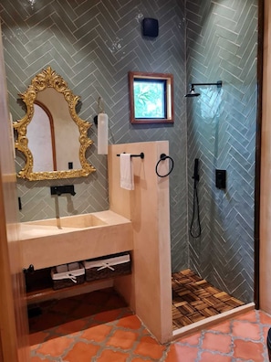 Quarto conforto (SERENITY) | Banheiro | Chuveiro, secador de cabelo, toalhas de banho, sabonete