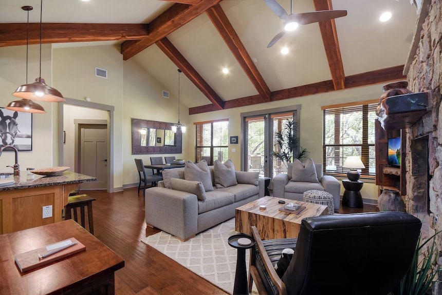 Twisted Oaks - Lake Haus (Hollows Resort) - Lake Travis, TX