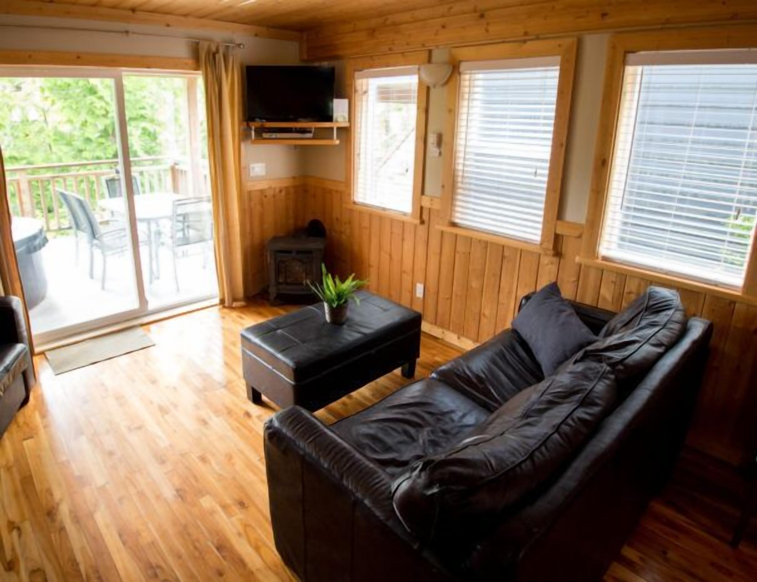 2 Bedroom F - Cozy Two Level Waterfront Cottage With Seasonal Hot Tub/walking Distance To Beaches - Ucluelet