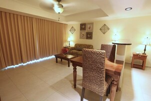 Suite, 2 camas de casal, vista para a praia | Roupa de alta qualidade, cofre no quarto, com decoração personalizada