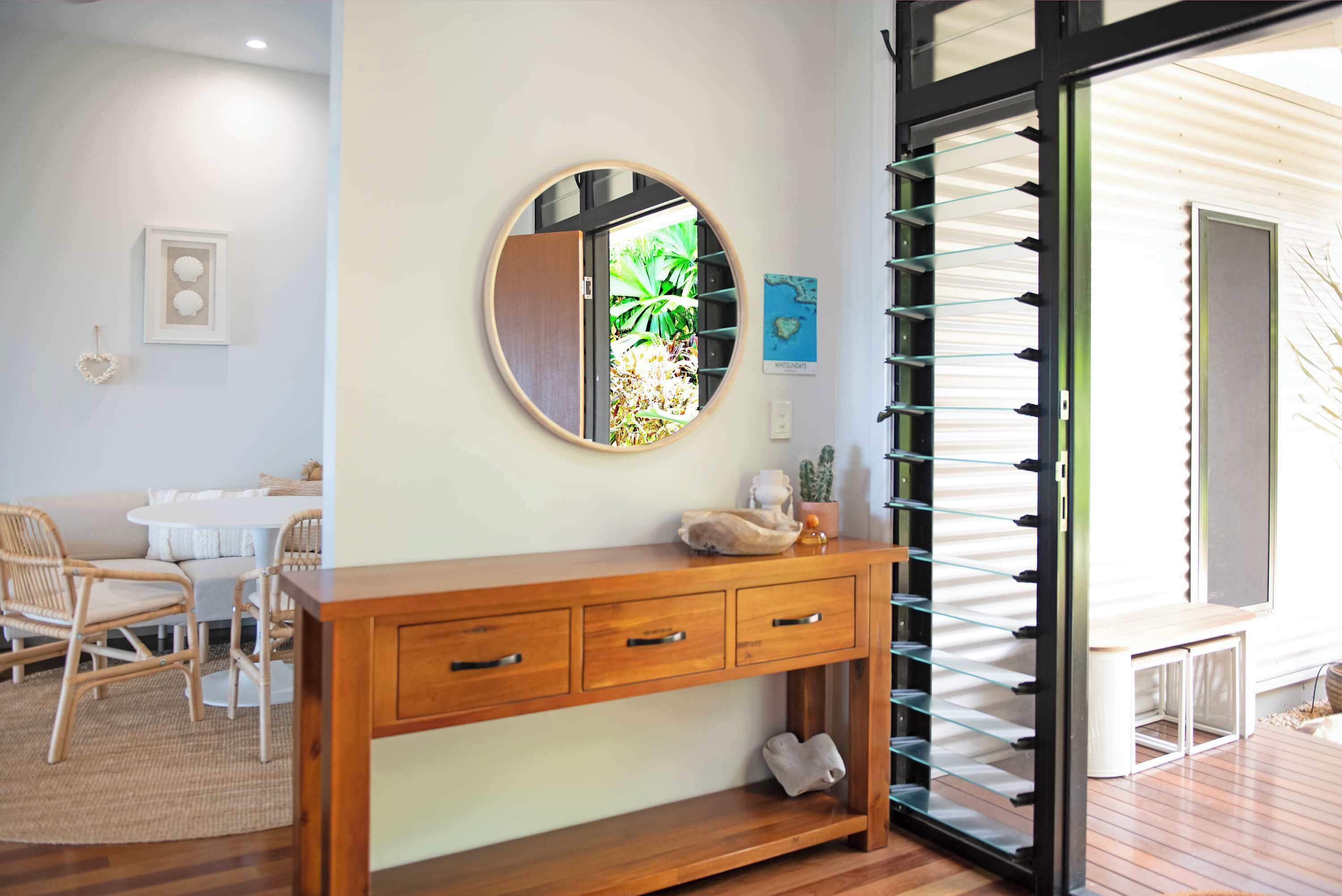 Heart On Airlie Cres  Airlie Beach Waterfront Home - Airlie Beach