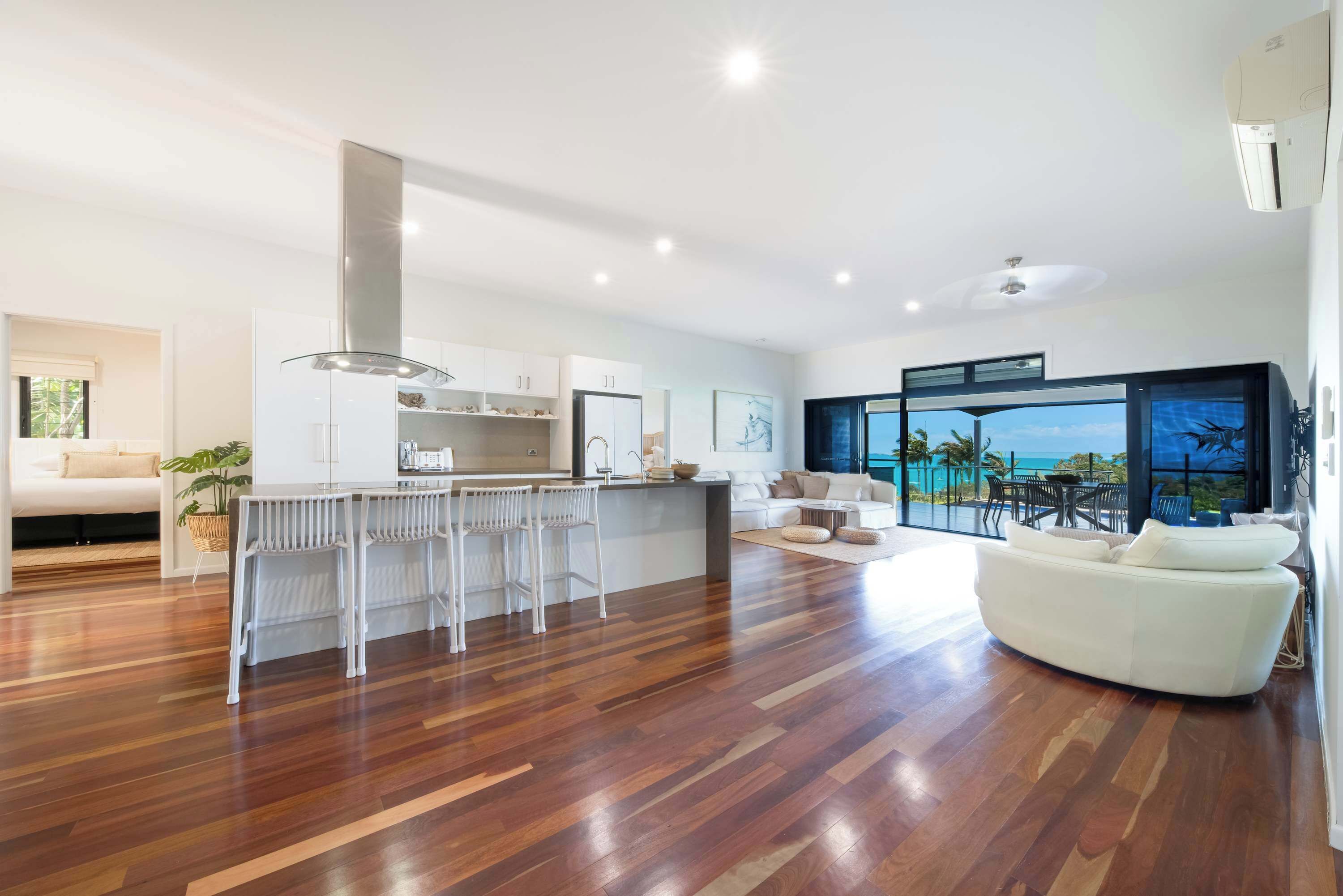 Heart On Airlie Cres  Airlie Beach Waterfront Home - Airlie Beach