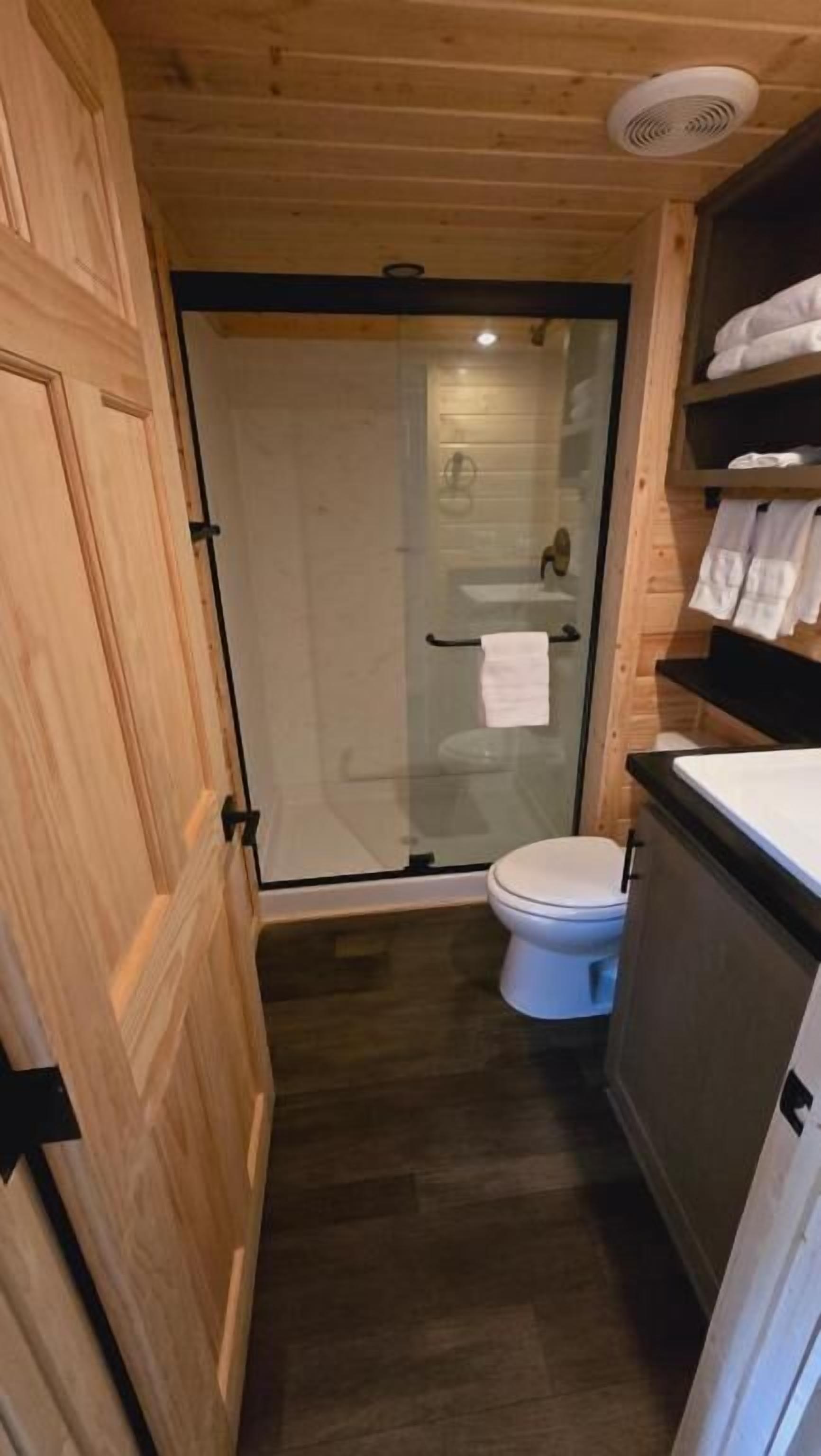 Cabana de Madeira Deluxe, 1 cama king-size, não fumadores, vista para a montanha | Casa de banho | Um secador de cabelo, toalhas fornecidas, sabão, champô 