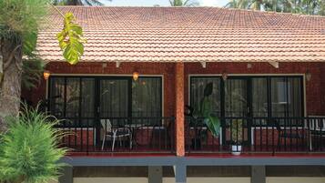 Quarto club, vista para o jardim | Roupas de cama premium, individualmente mobiliados, escrivaninha