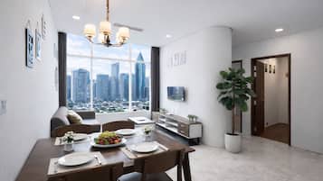 Apartamento família, 3 quartos, vista para a cidade | Opções para refeição no quarto