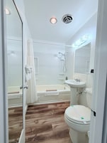 Quarto Duplo | Casa de banho | Uma combinação polibã/banheira, toalhas fornecidas, sabão, champô