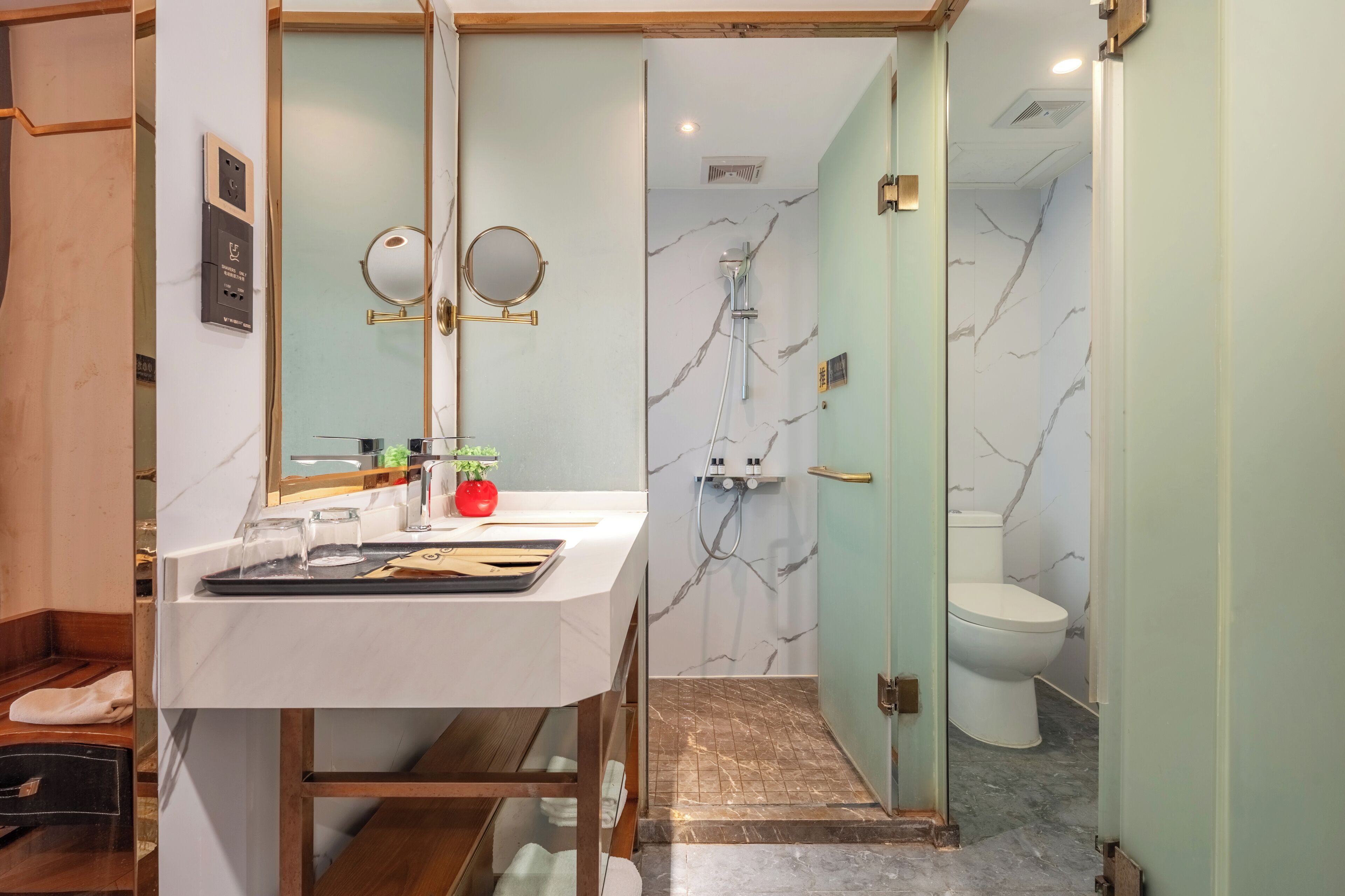 Quarto casal básico, vista para a cidade | Banheiro | Chuveiro, produtos de toalete grátis, secador de cabelo 