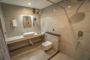 Suite Básica | Casa de banho | Um polibã, artigos de higiene pessoal grátis, toalhas fornecidas, sabão 